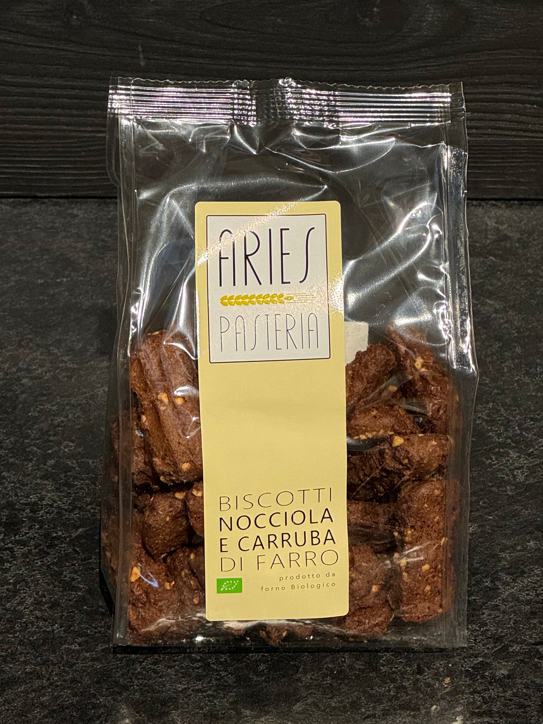 Biscotti con nocciola e carruba di farro – Aries Pasteria